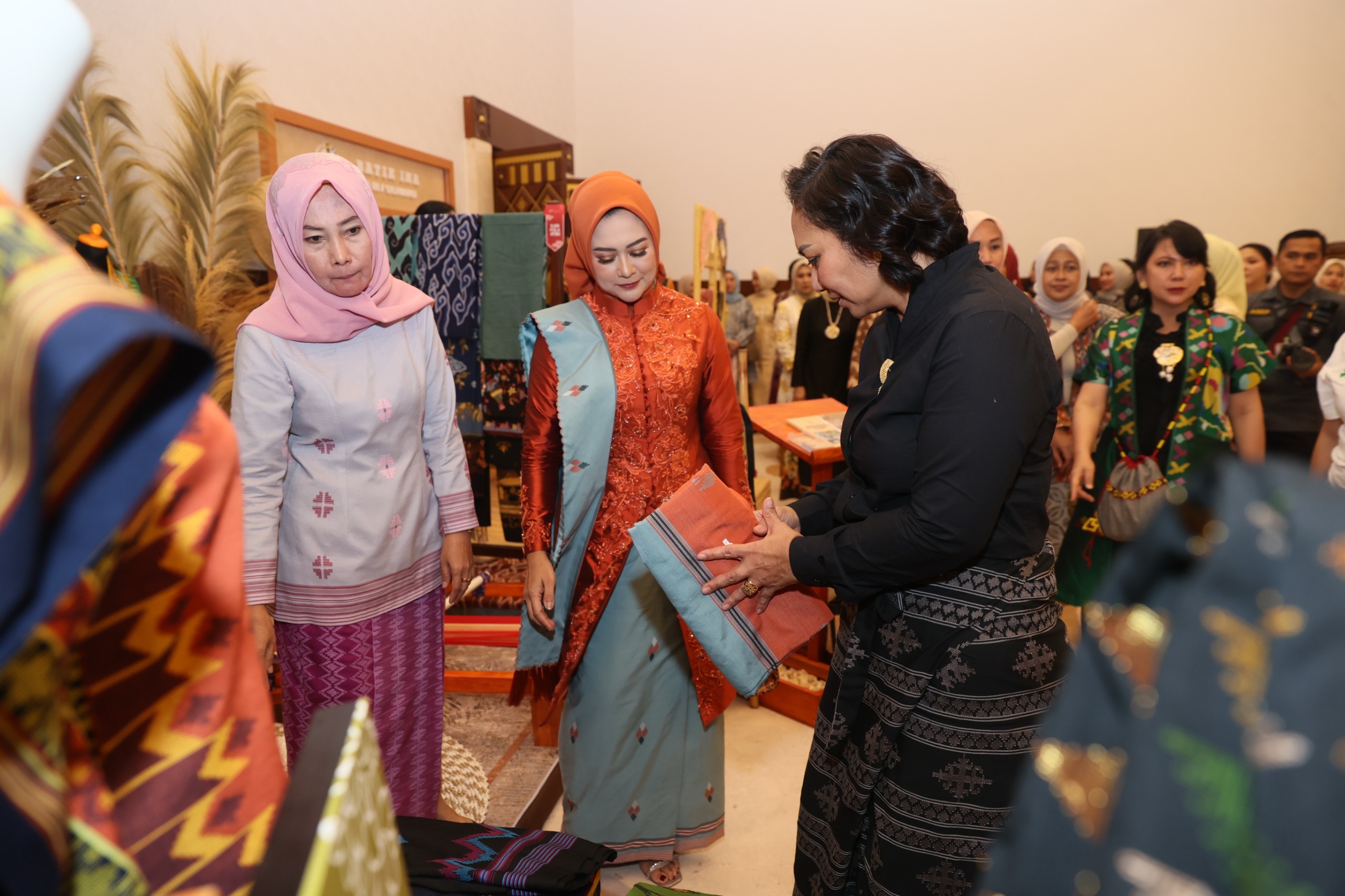 Persit Persatuan Istri Prajurit KODAM XIV/Hasanuddin Tampilkan Kreasi ...